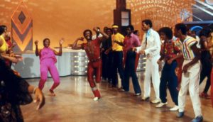 How to Host a 1970s-themed Backyard Party